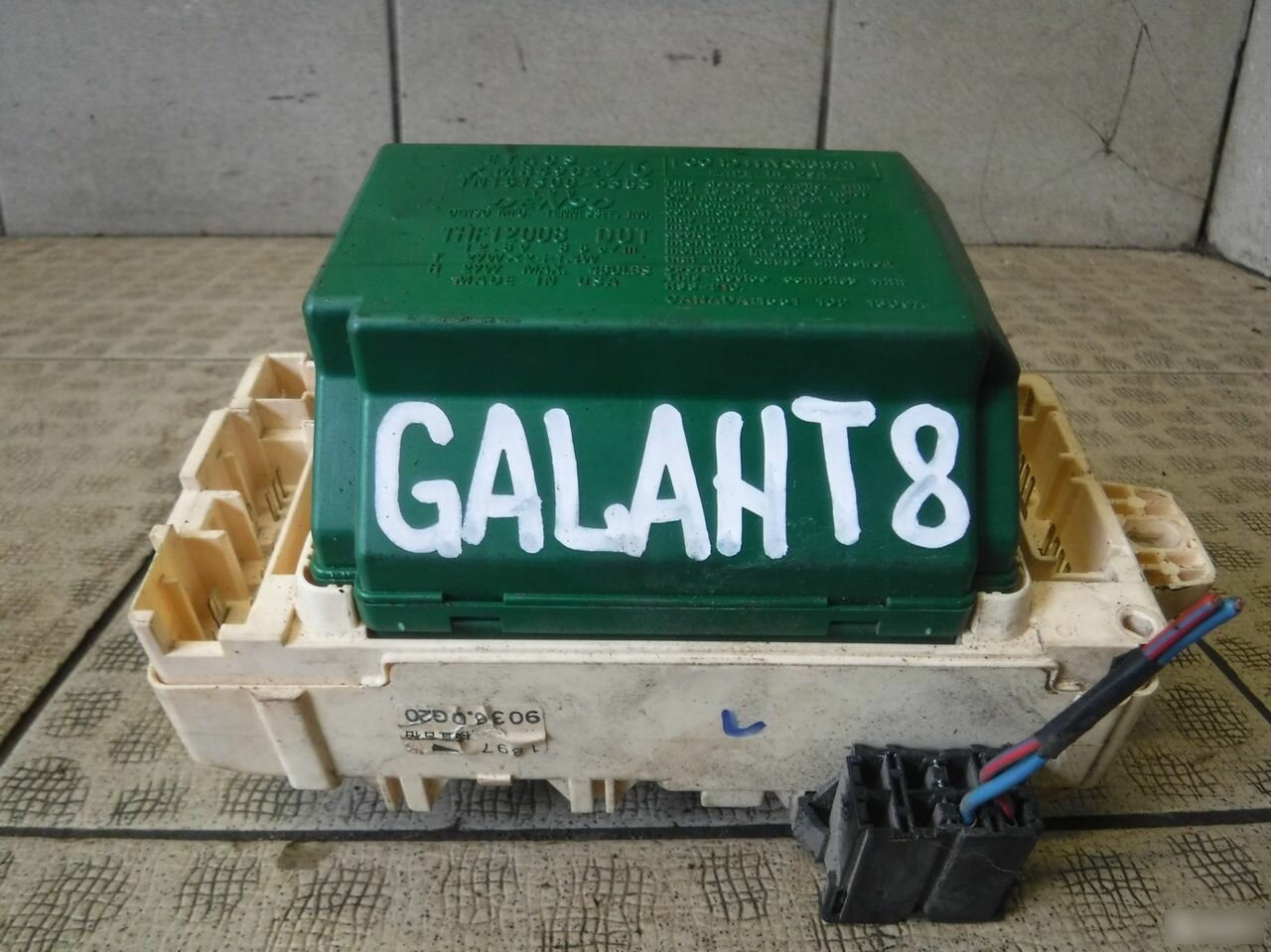 Блок предохранителей Mitsubishi Galant VIII рестайлинг (1998—2006) mr490276 mr301971