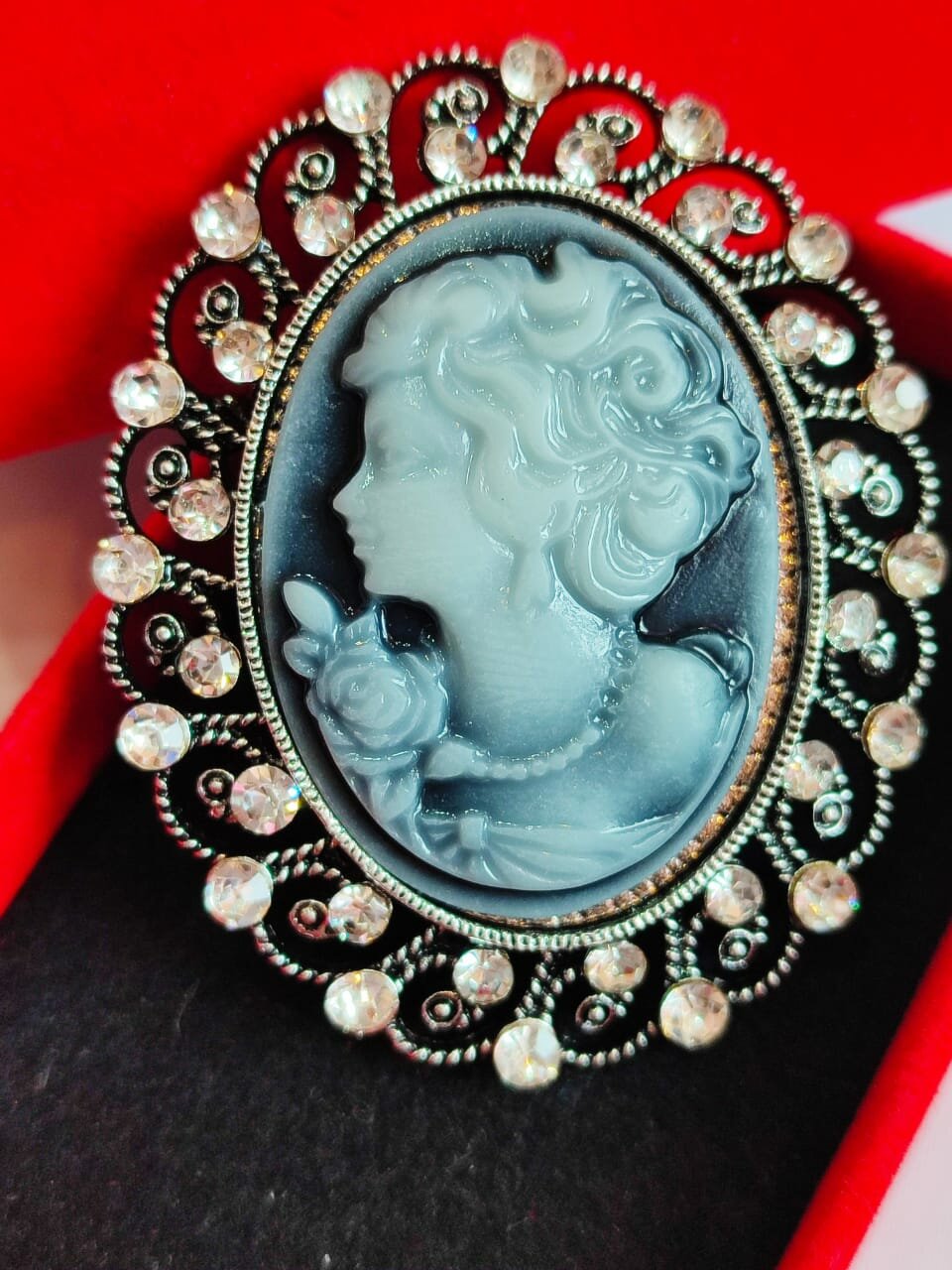 Брошь, стразы