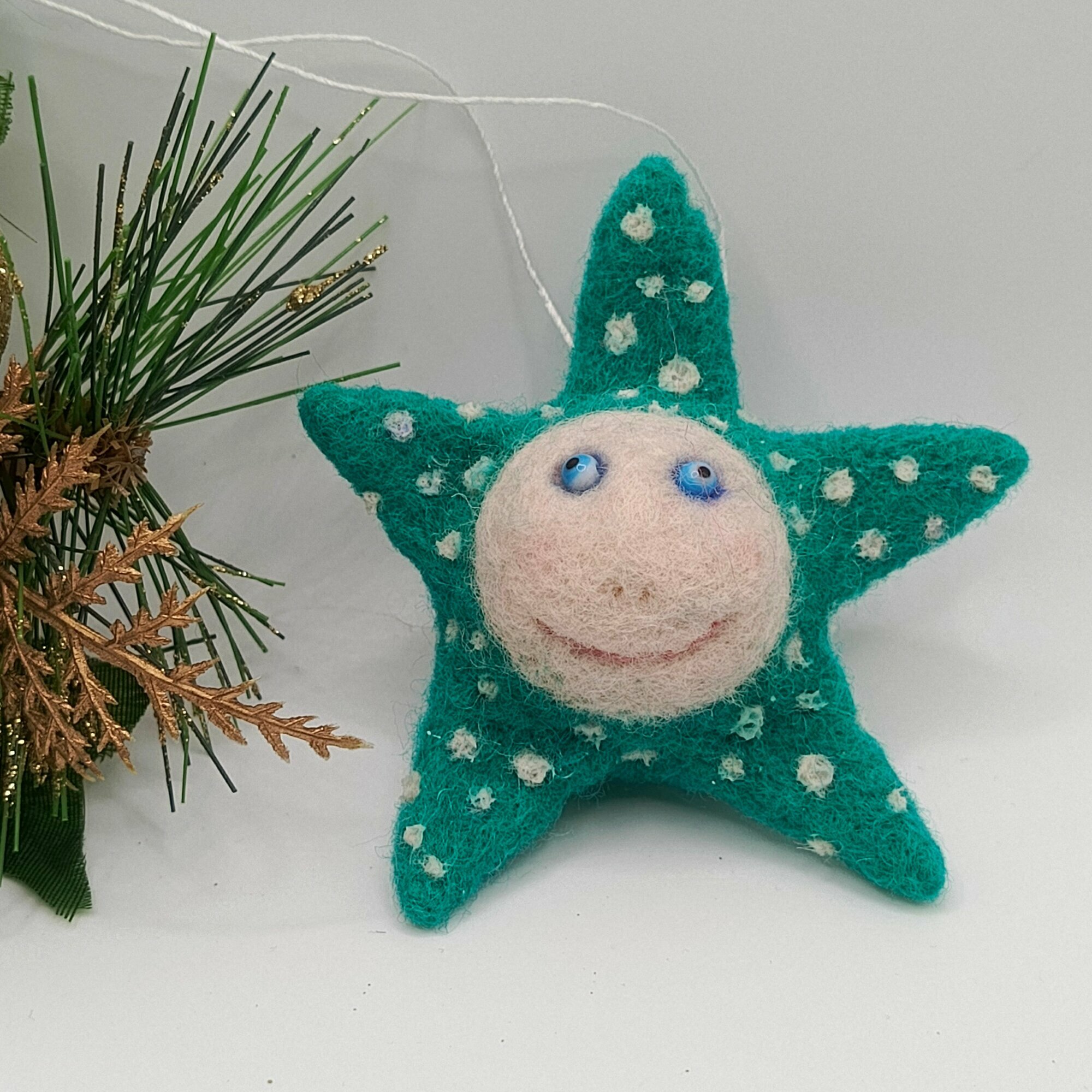 Звездочка-подвеска светящаяся (8 см) валяная игрушка ручной работы, волшебный подарок в коробочке