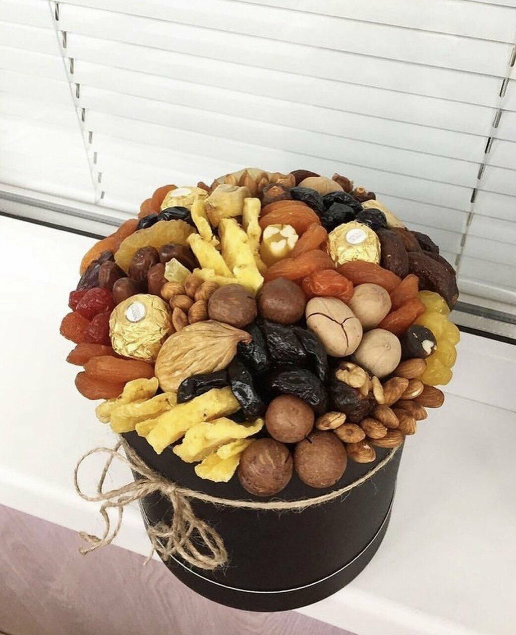 Подарочный набор орехов и сухофруктов в шляпной коробке. Подарок мужчине