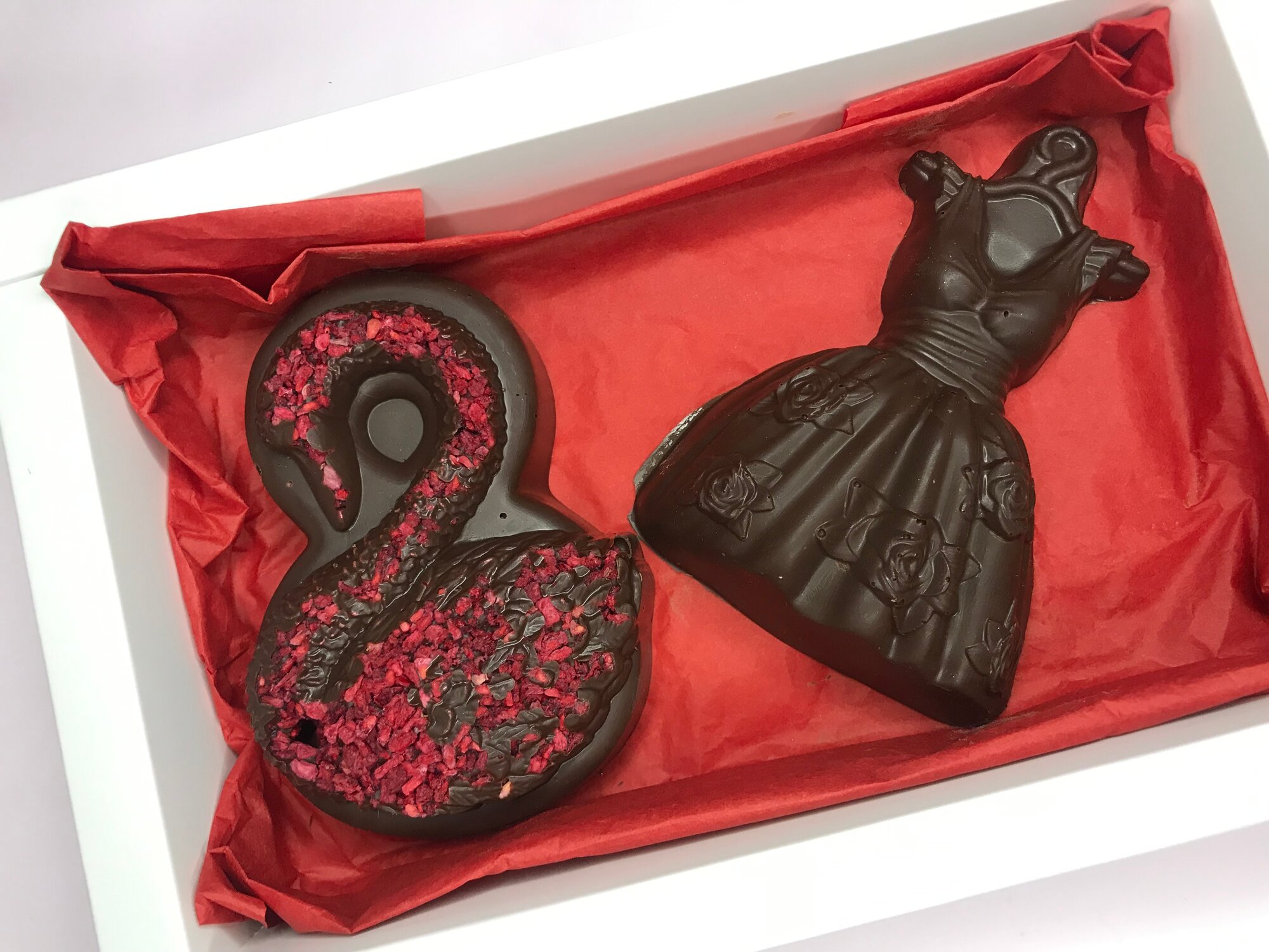 Шоколадный набор "8-ка лебедь и платье", темный шоколад, ручная работа