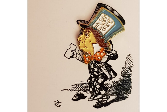 Подписные издания Значок эмалированный, Алиса "Шляпник" sela25