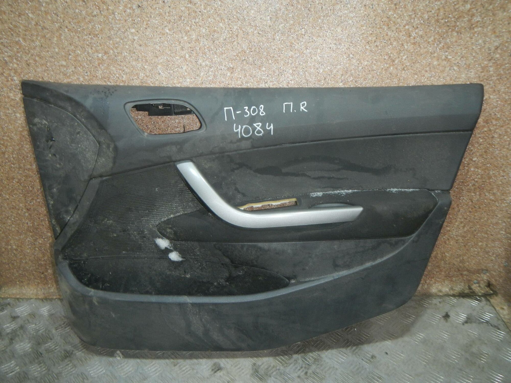 Б/У Обшивка двери передней правой, Peugeot (Пежо)-308 (07-) PEUGEOT 308 (07-) Грязная. 334526 Peugeot-Citroen арт. 96567...