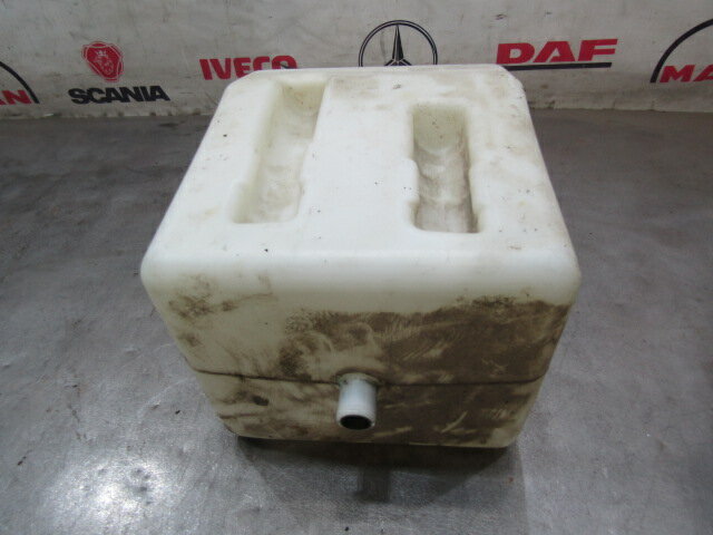 Бачок стеклоомывателя DAF CF85, крепление повреждено