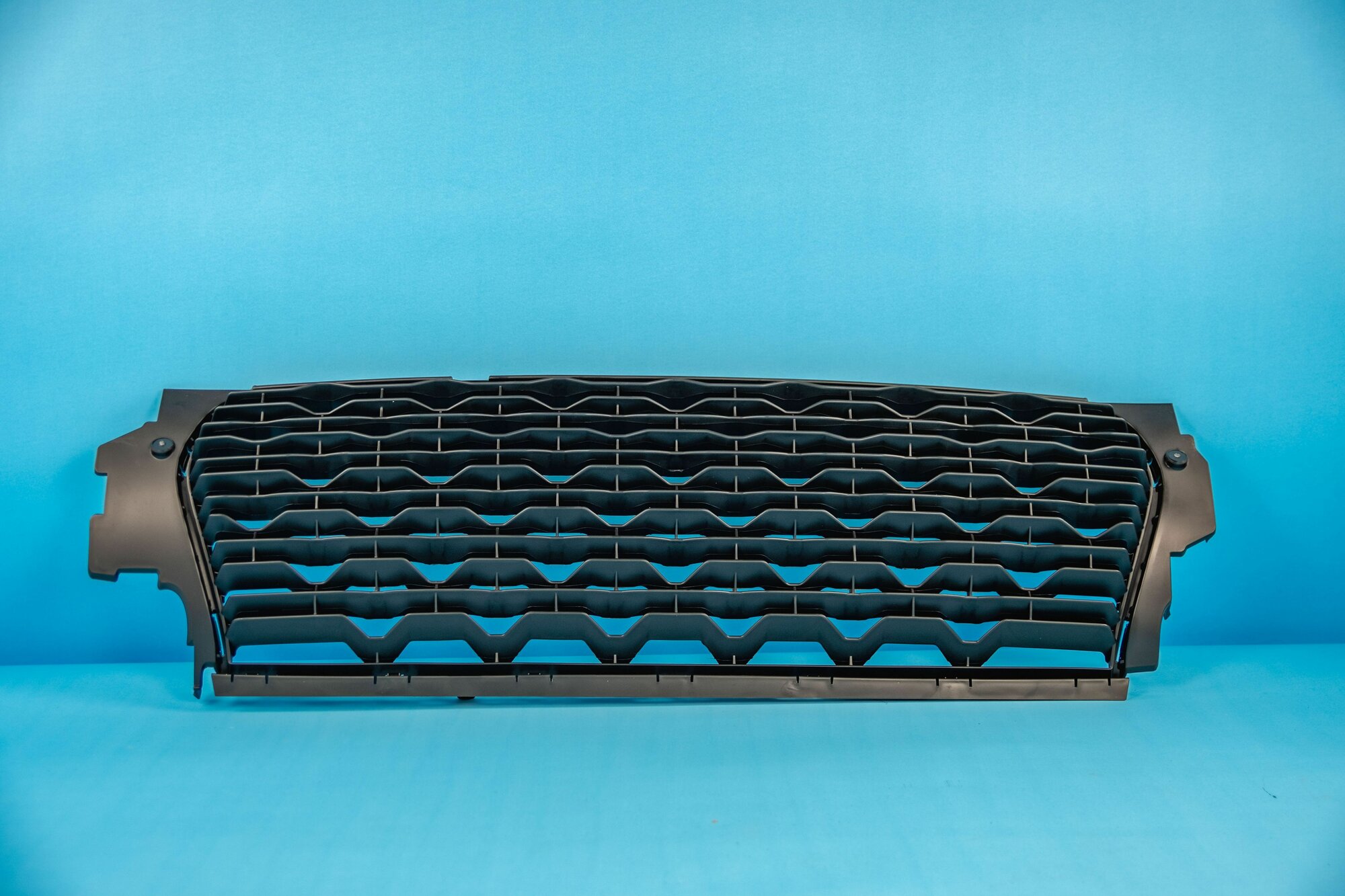 Решетка бампера Рено Дастер 2 Renault Duster 2020-2024 центральная нижняя накладка в бампер пластиковая