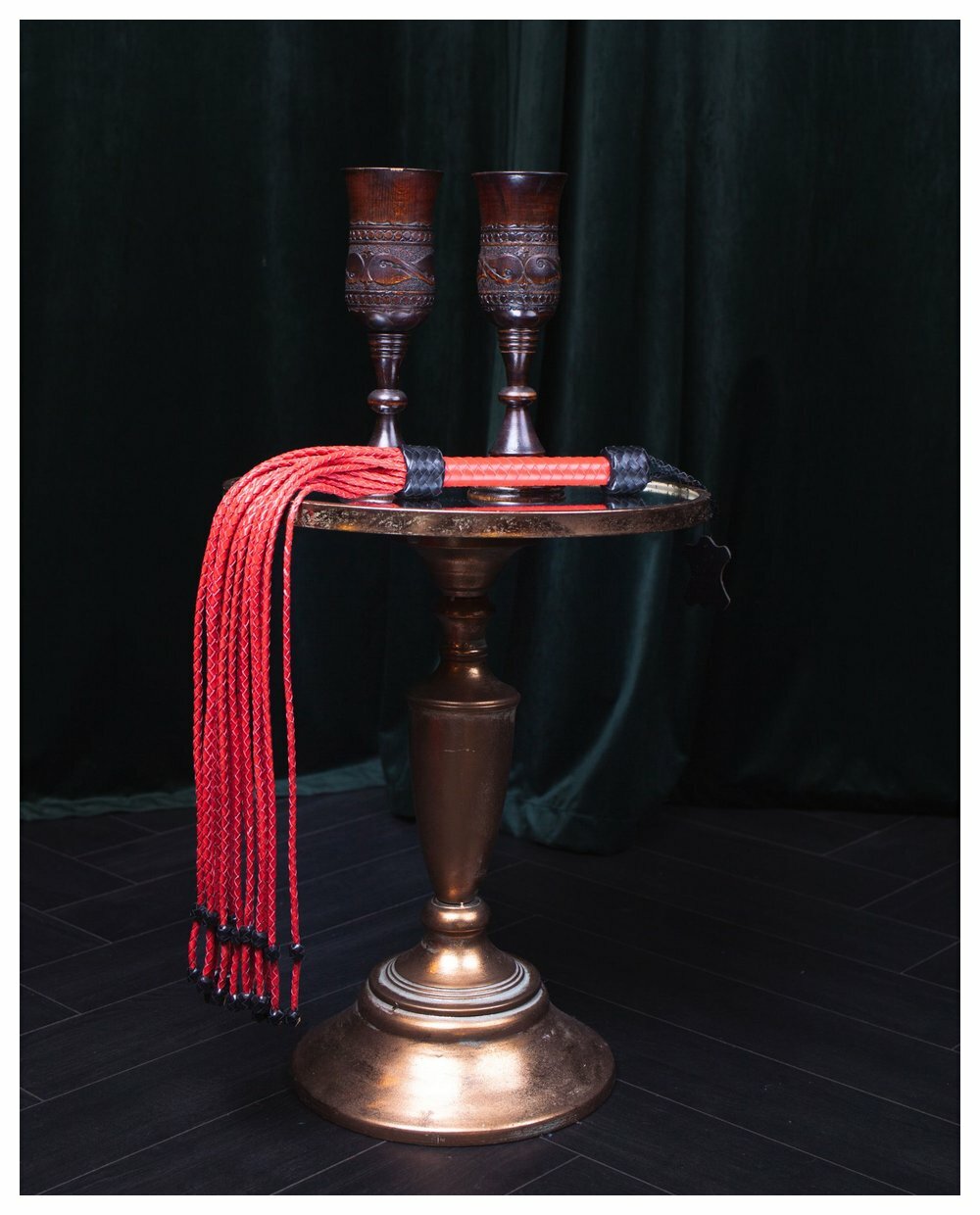 Красно-черный флоггер Scandal из натуральной кожи с бусинами на концах 80 см Scandal