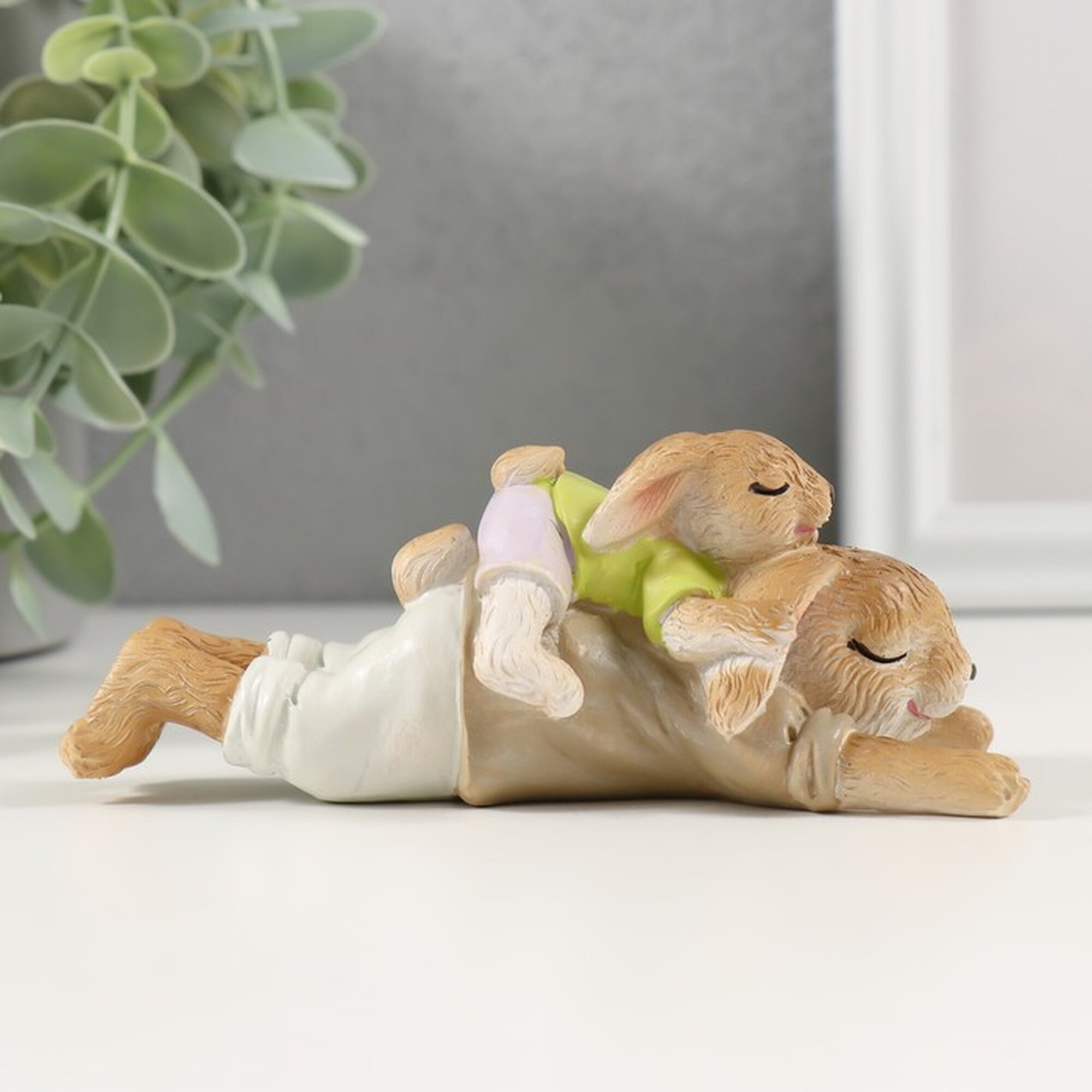 Фигурка полистоун «Милые зайки спят», 12×5×4.5 см