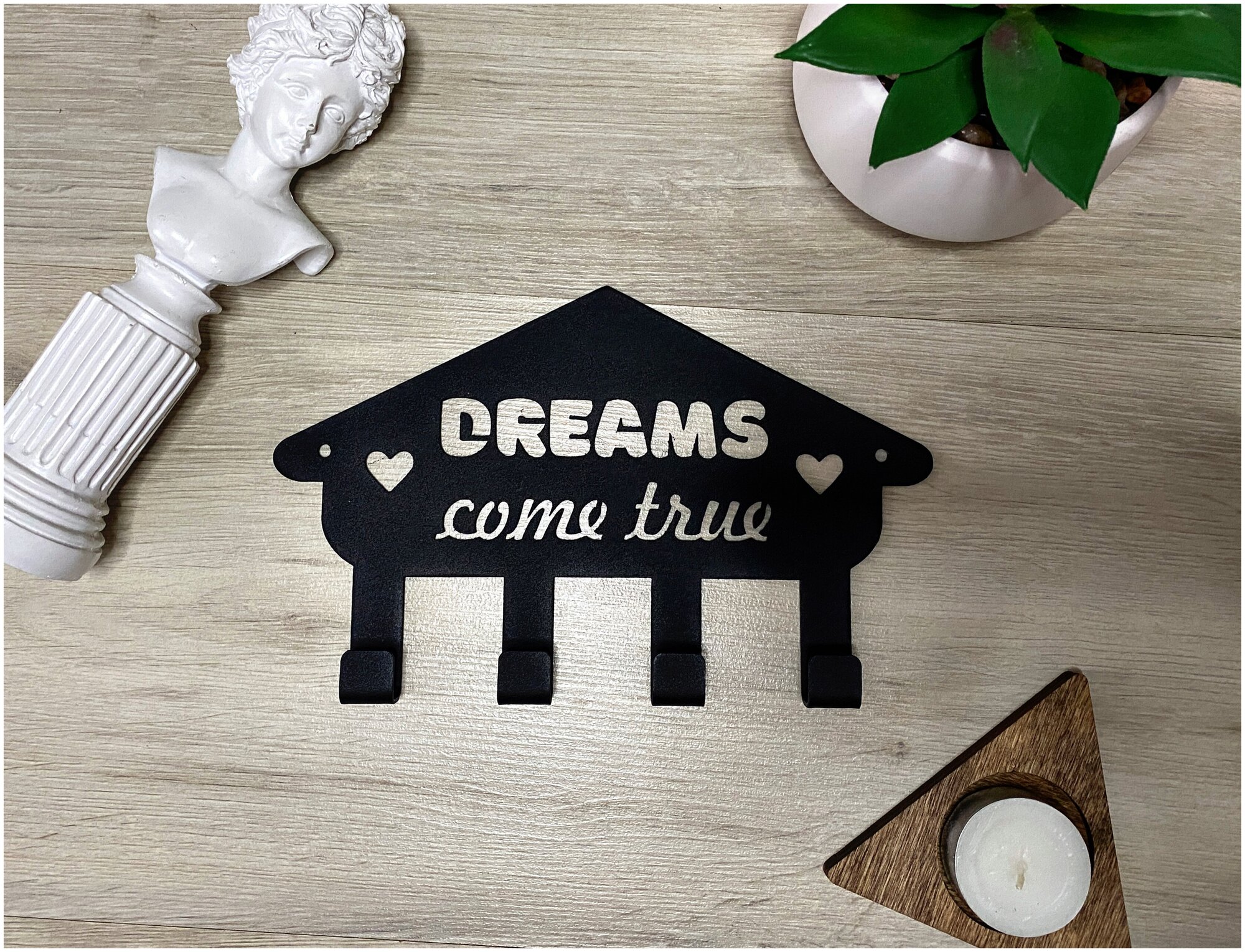 Ключница настенная металлическая 4 ключа Мечты сбываются / Dreams come true