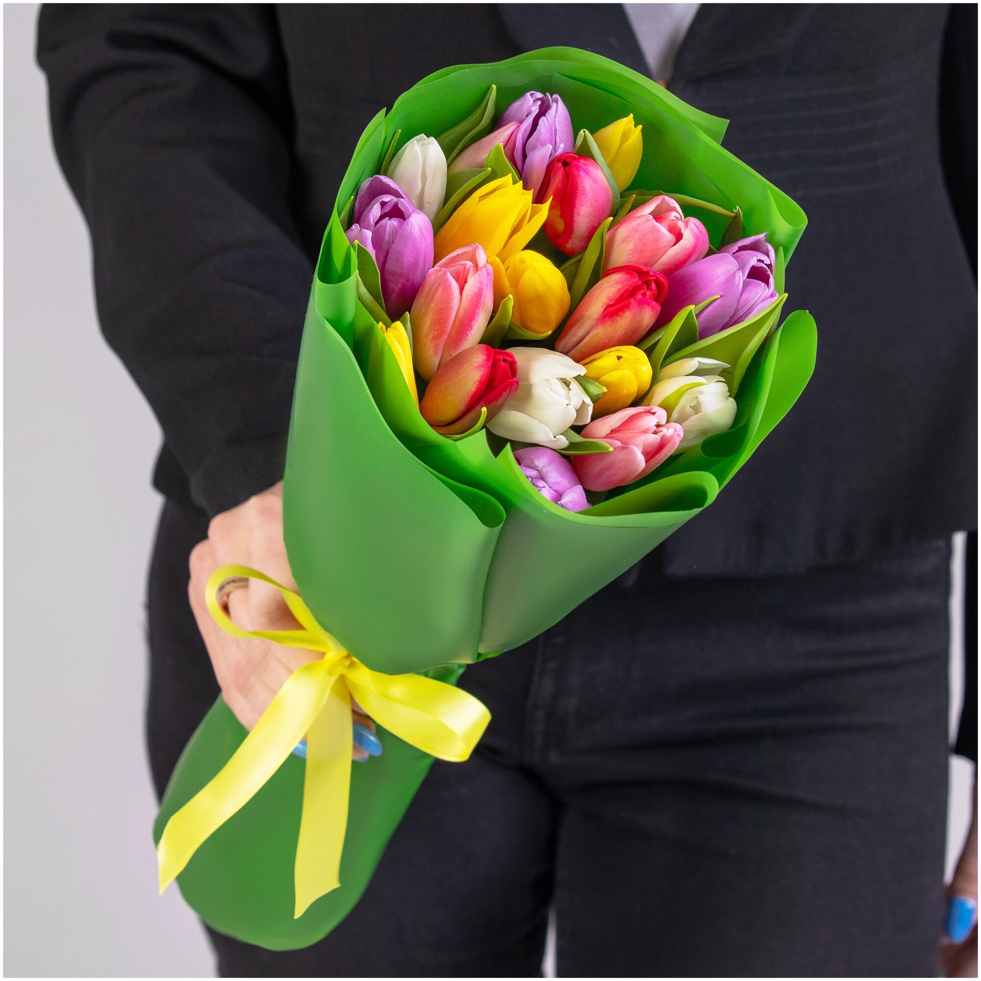 Букет Мегацвет 24 "Тюльпаны микс", 19 шт, дизайнерская упаковка