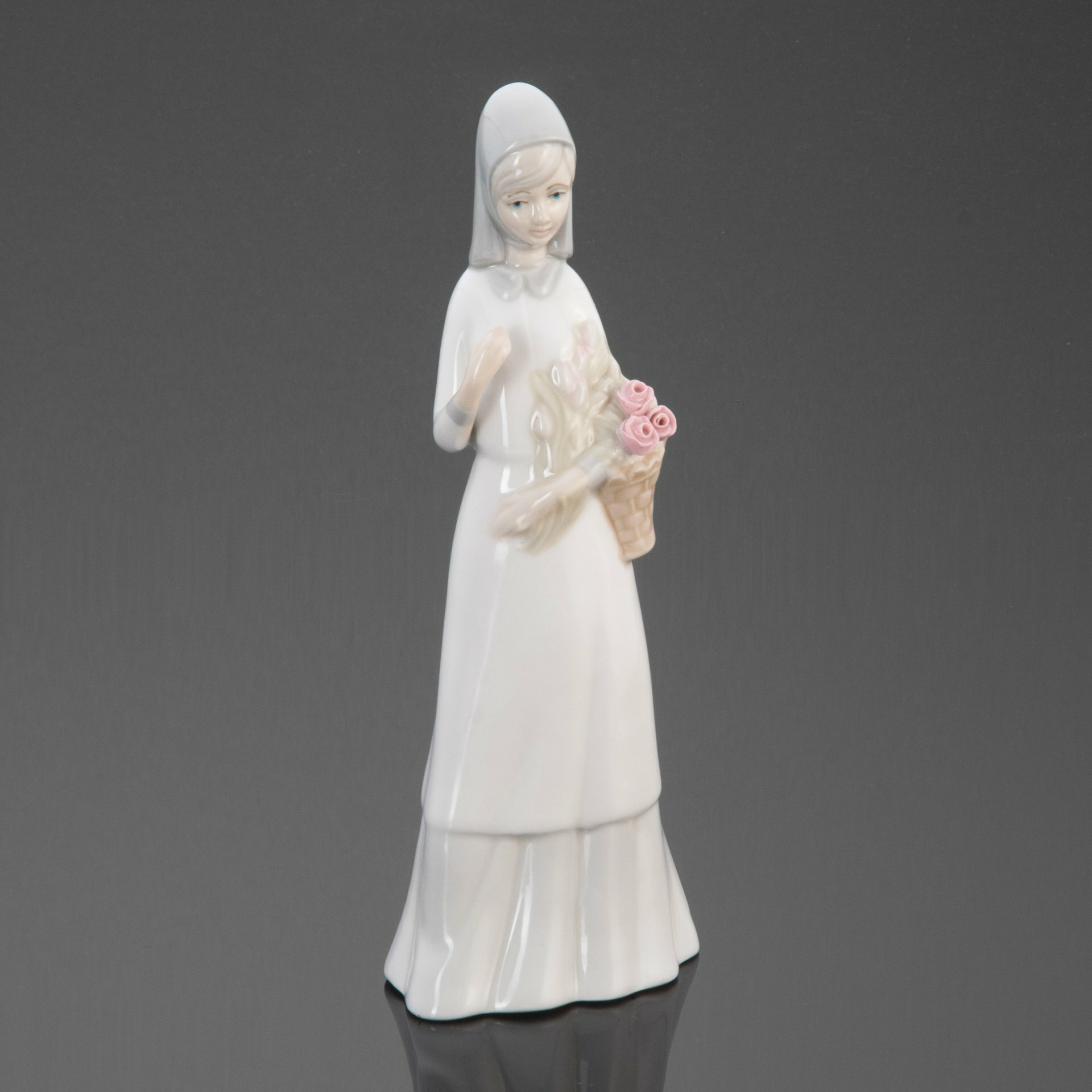 Винтажная статуэтка "Девушка с корзиной роз и букетом тюльпанов"