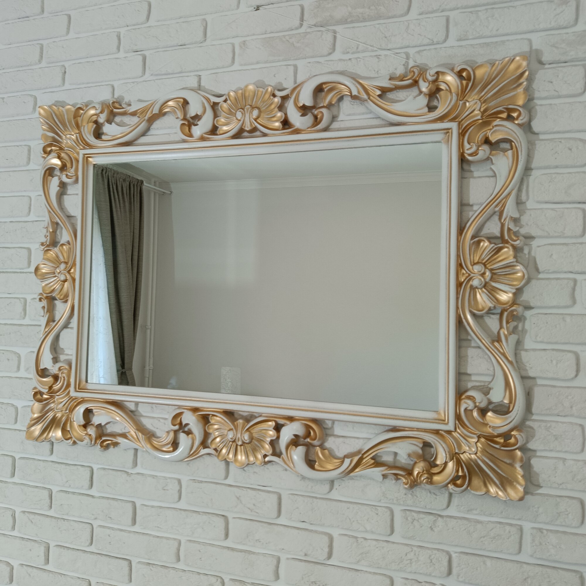 Зеркало интерьерное Мастерская Алексея Баклюка "Резной орнамент", белое с золотом, 96см х 73см