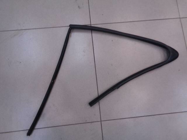 Уплотнитель стекла двери передней правой от Citroen C3 2009-2016