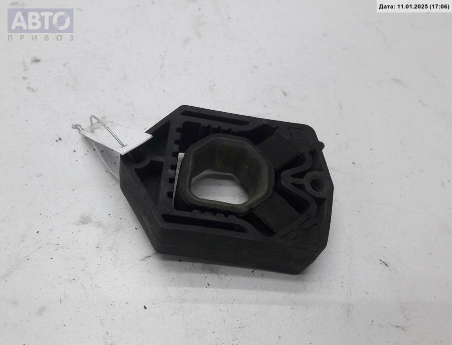 Кронштейн радиатора Skoda Octavia mk2 (A5 1Z) 2004-2013