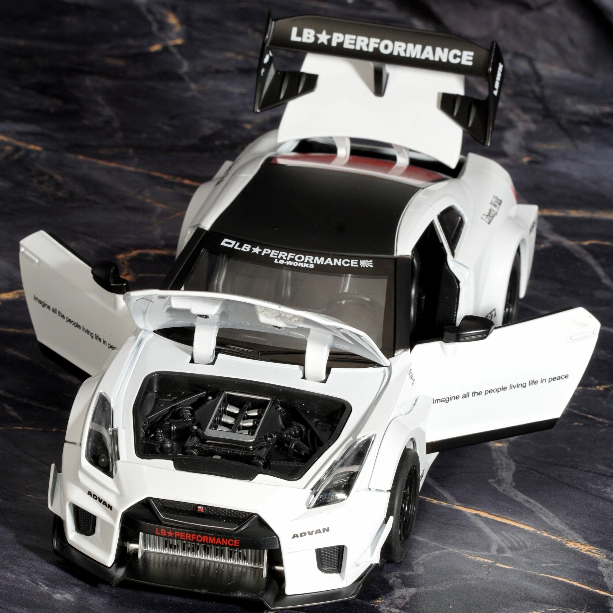 Коллекционная модель машинки Nissan Skyline GT-R R35 (Ниссан ГТР) Годзилла, масштаб 1:24, открываются двери, капот, багажник, свет фар, звук мотора