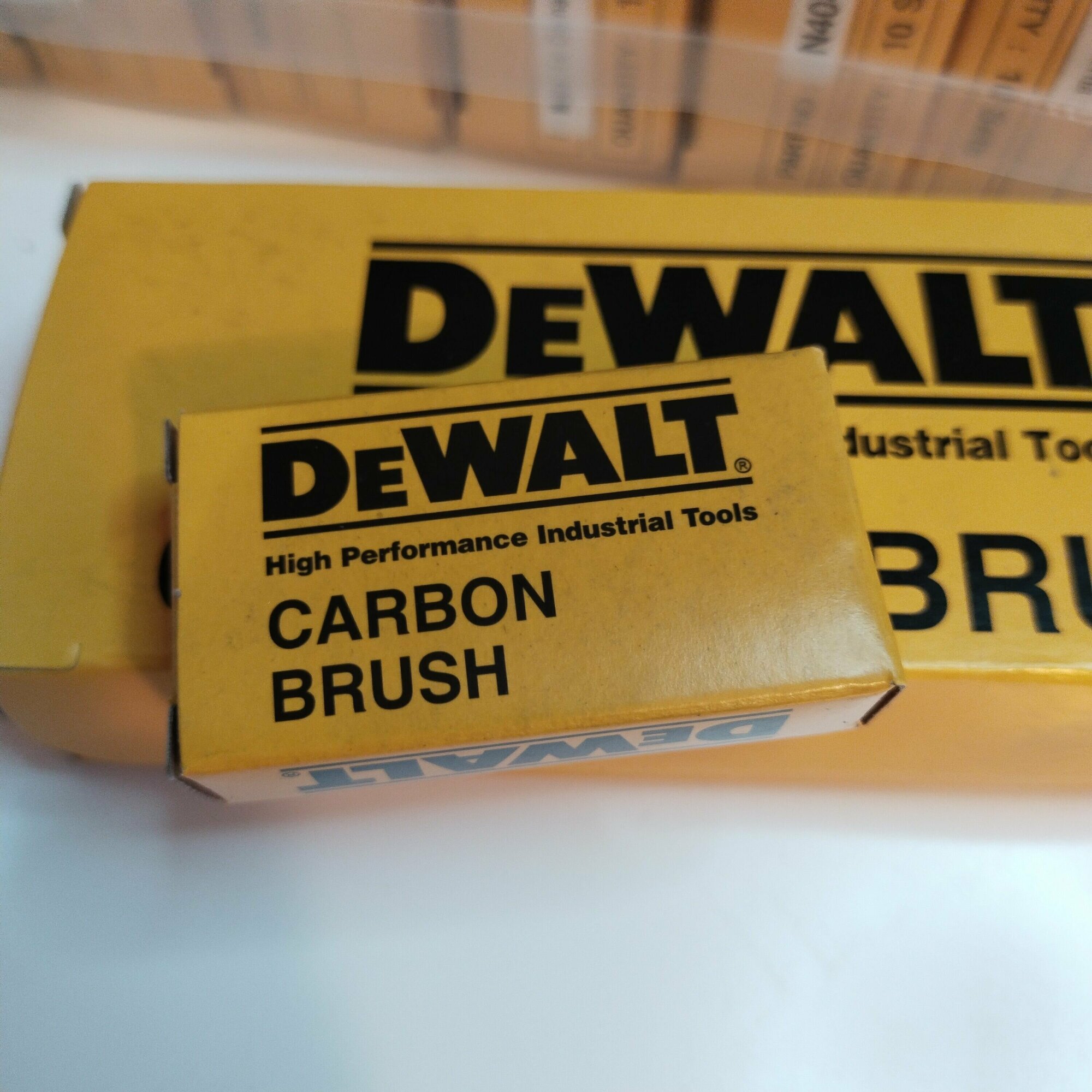 Щетки DEWALT N404514, угольные, для УШМ, 2 шт, совместимость с DEWALT DWE490, DWE494 (6x16x26)