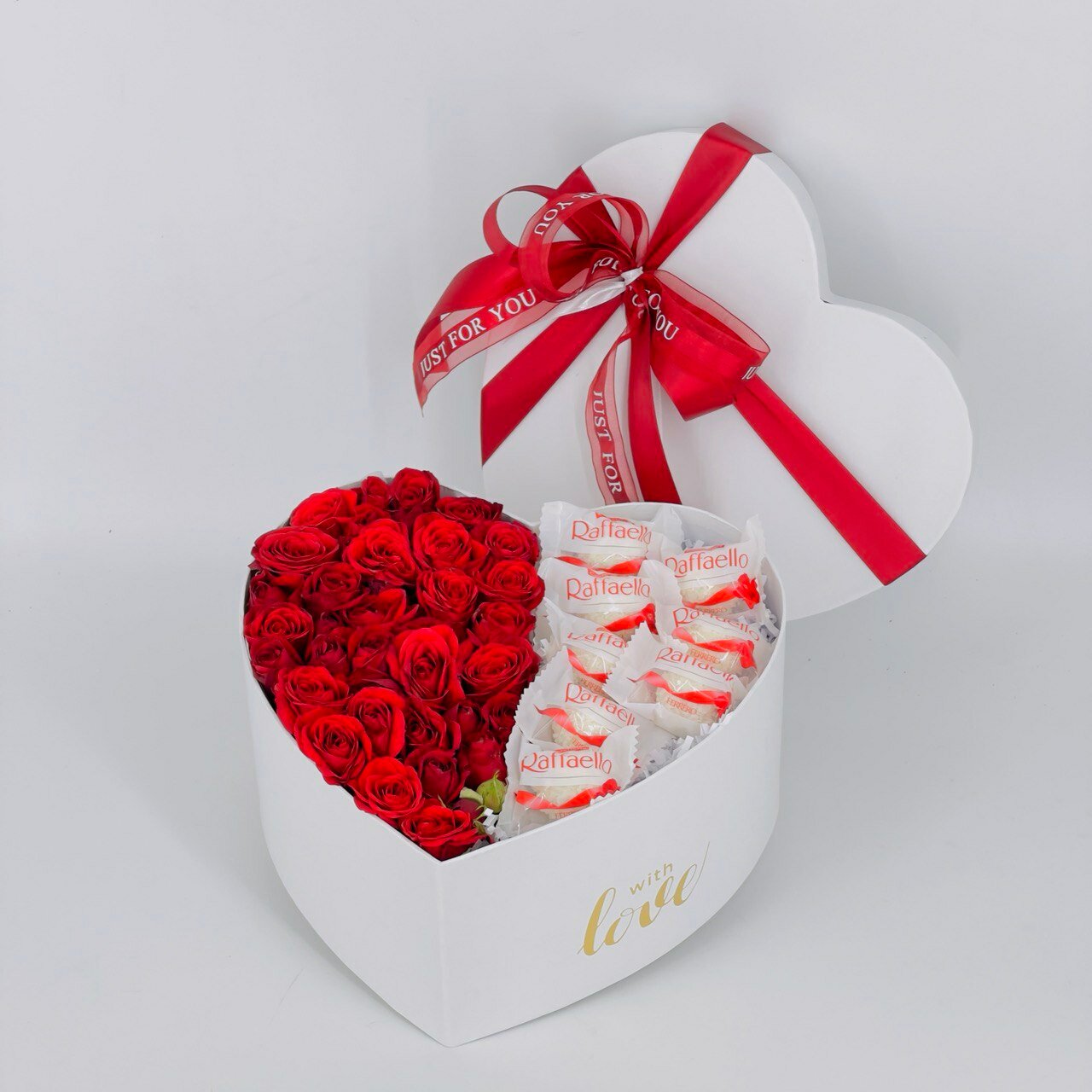 Красные кустовые розы с конфетами Раффаэлло в коробке сердце в день всех влюблённых, 14 февраля