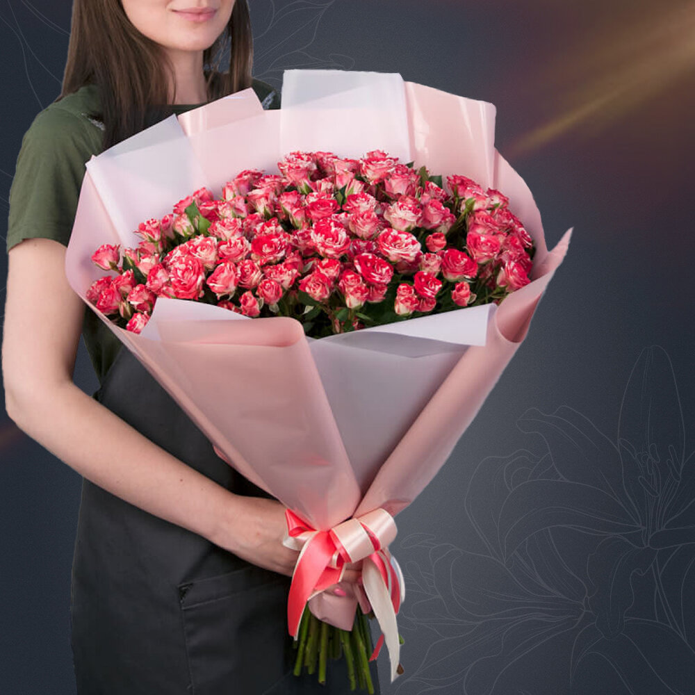 Классический букет из 25 розовых кустовых роз в матовой упаковке от 2name Flowers