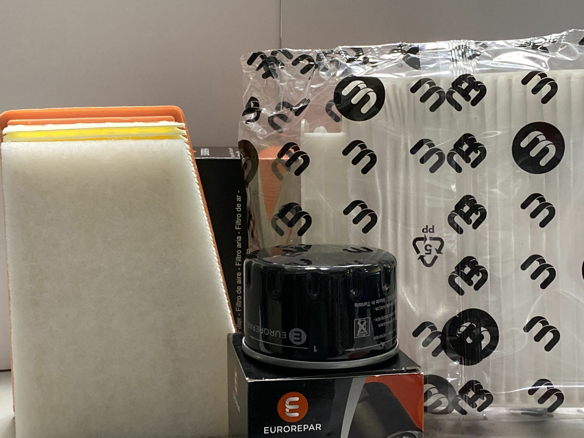 Комплект фильтров EUROREPAR на Рено Дастер; Логан; Ларгус с двигателем 1.6 K4M 102 л. с,2.0 F4R 135 л. с.(фильтр масляный, воздушный, салонный + прокладка сливной пробки)