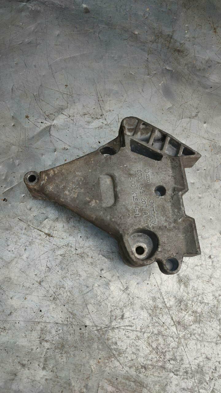 Кронштейн двигателя правый Volkswagen Caddy 3 (2004 - 2010) 03G199207A