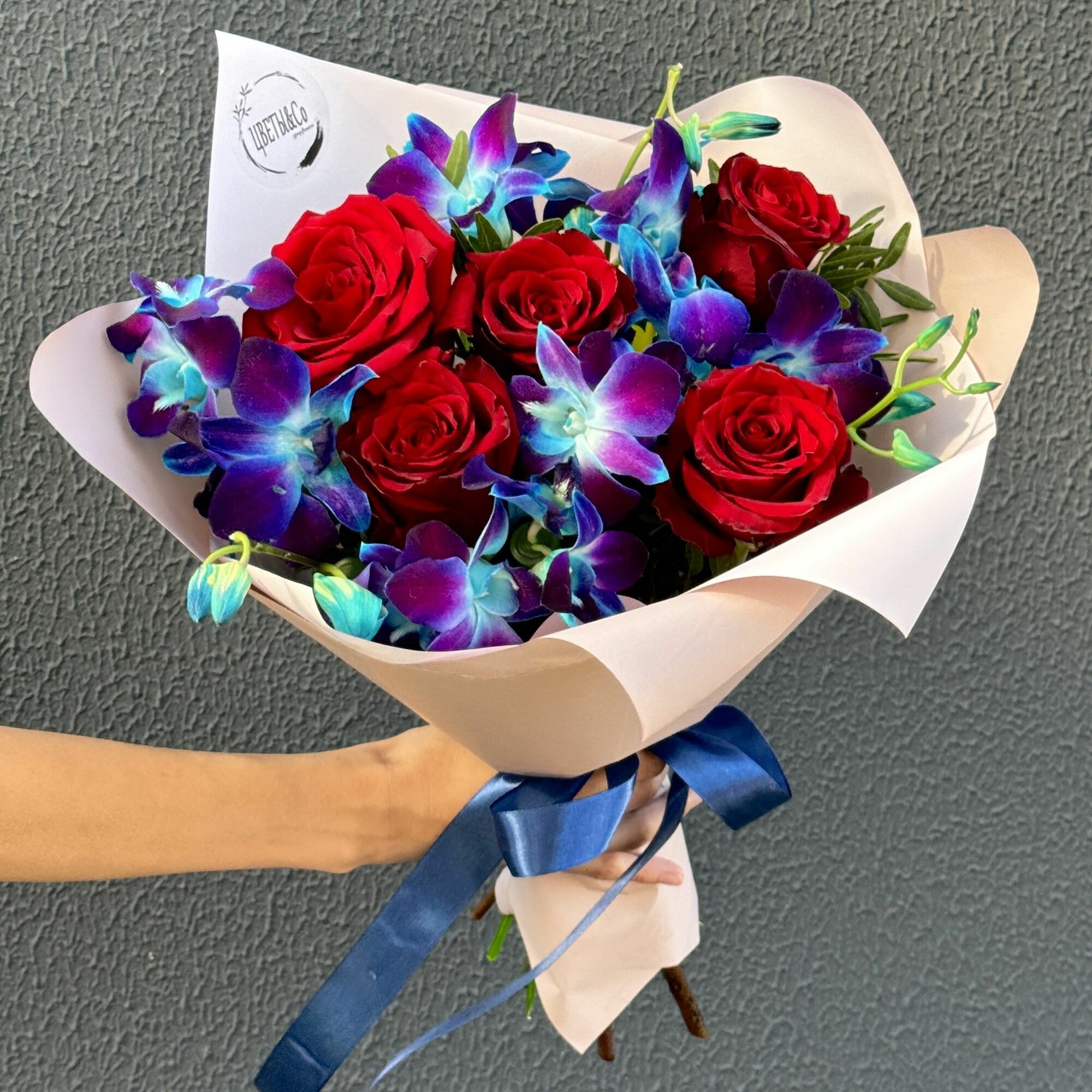 Авторский букет с красными розами и синей орхидеей "Космическая фантазия"