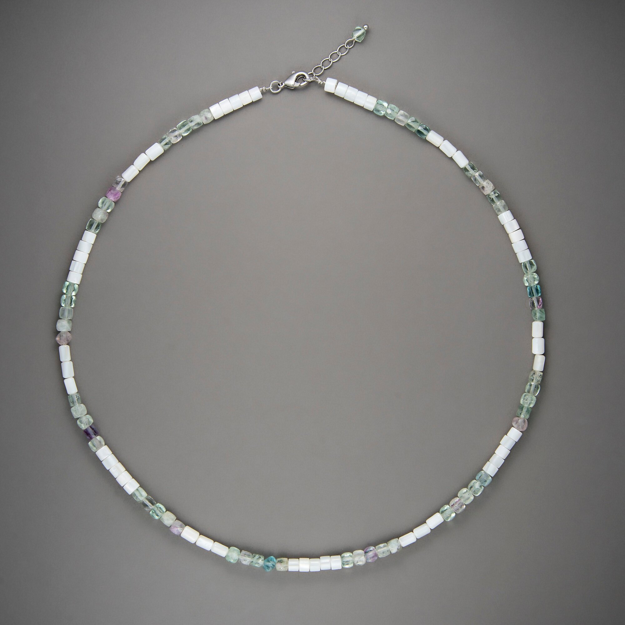 Чокер, перламутр, флюорит