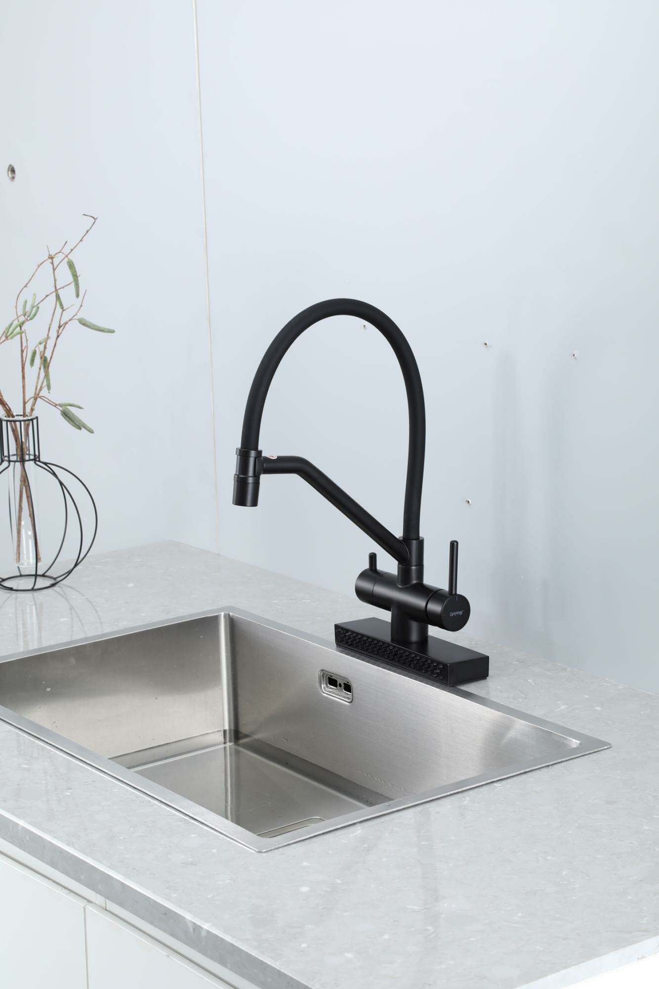 Смеситель для кухонной мойки Gappo G4CP09FN8-HX6 с гибким изливом и блоком водопад, черный матовый