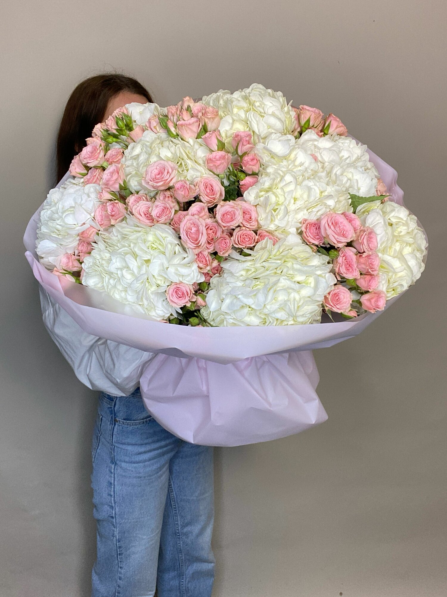 Гортензии с розами