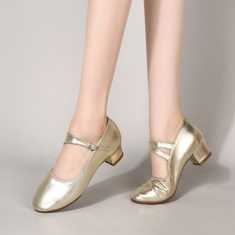 Спортивные туфли