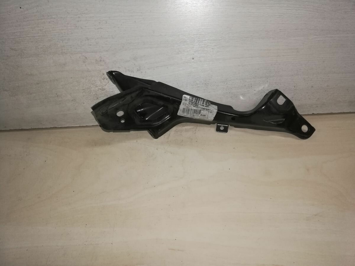 Кронштейн крепления крыла правый Audi A6 C7 новый 4G0821136A