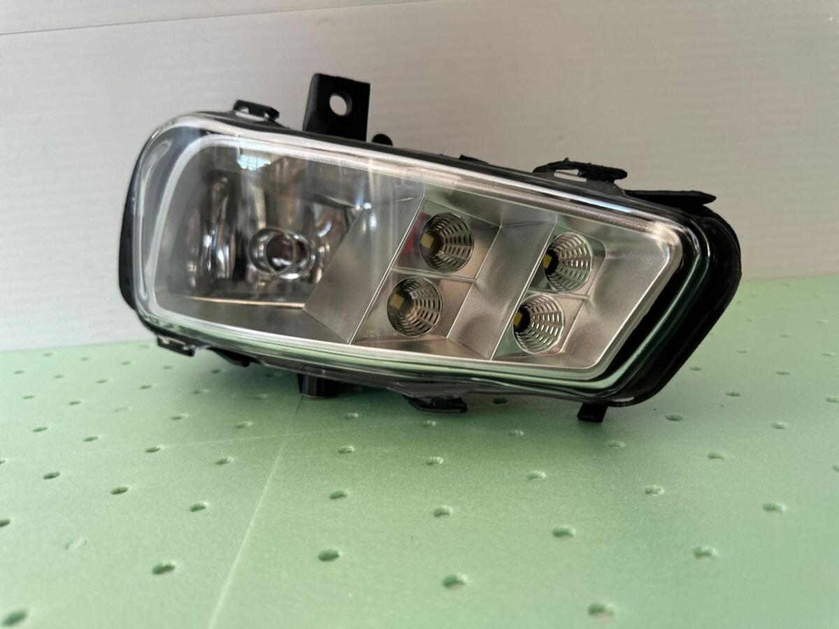 Фара противотуманная led правая Mercedes