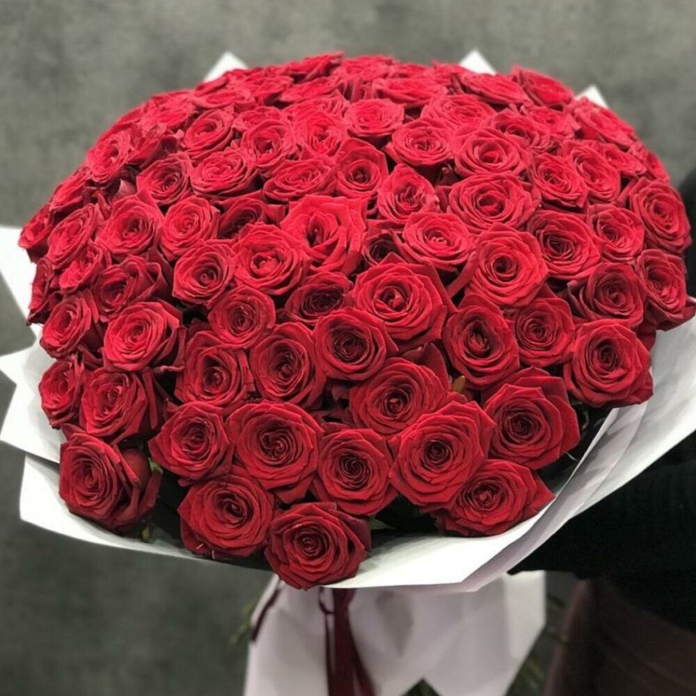 Букет живых цветов из 101 красной розы 70см в крафте