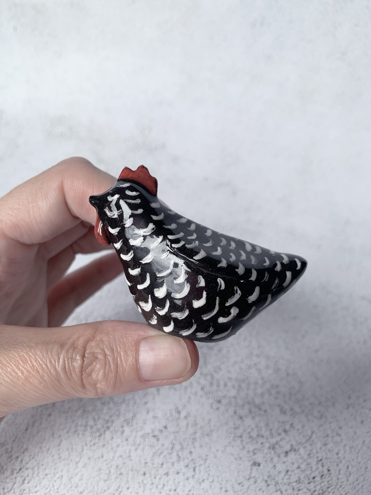 Фигурка черная курица керамика