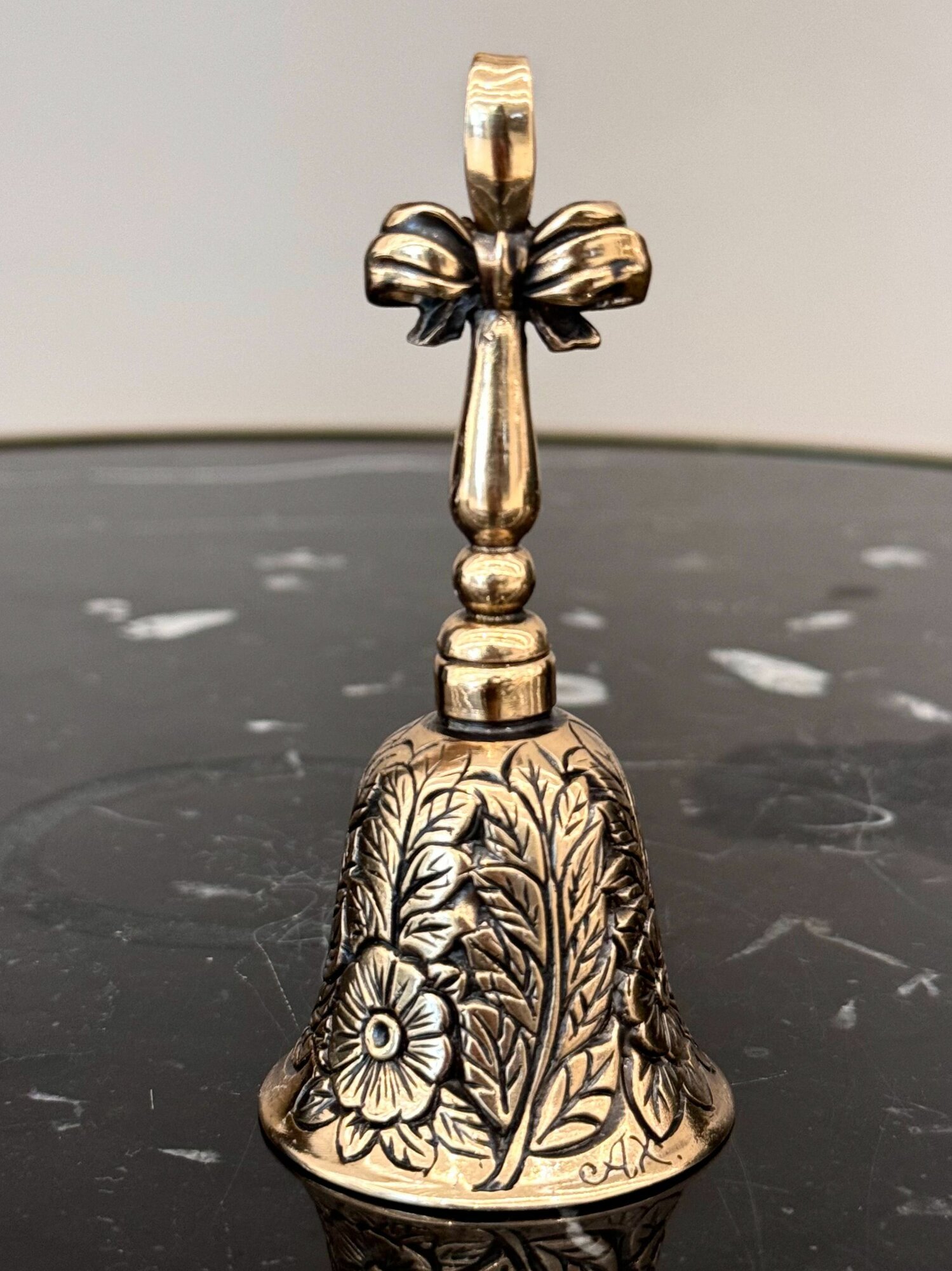 Колокольчик с Бантом и узоромаи Гербера, для интерьера и декора, сувенир подарочный, бронзовое литье