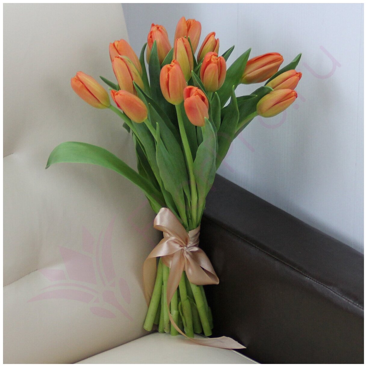 15 оранжевых тюльпанов