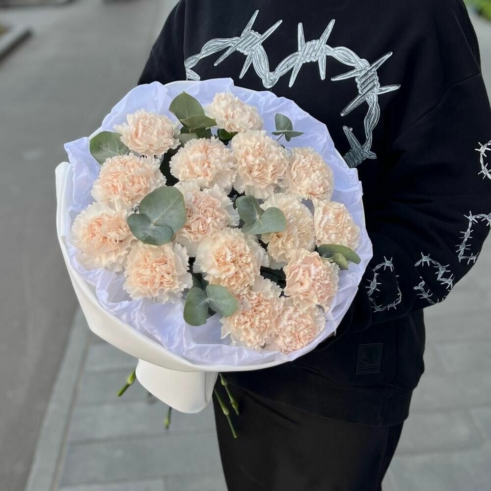 Круглый букет из белых гвоздик 15 штук с эвкалиптом - римская роза