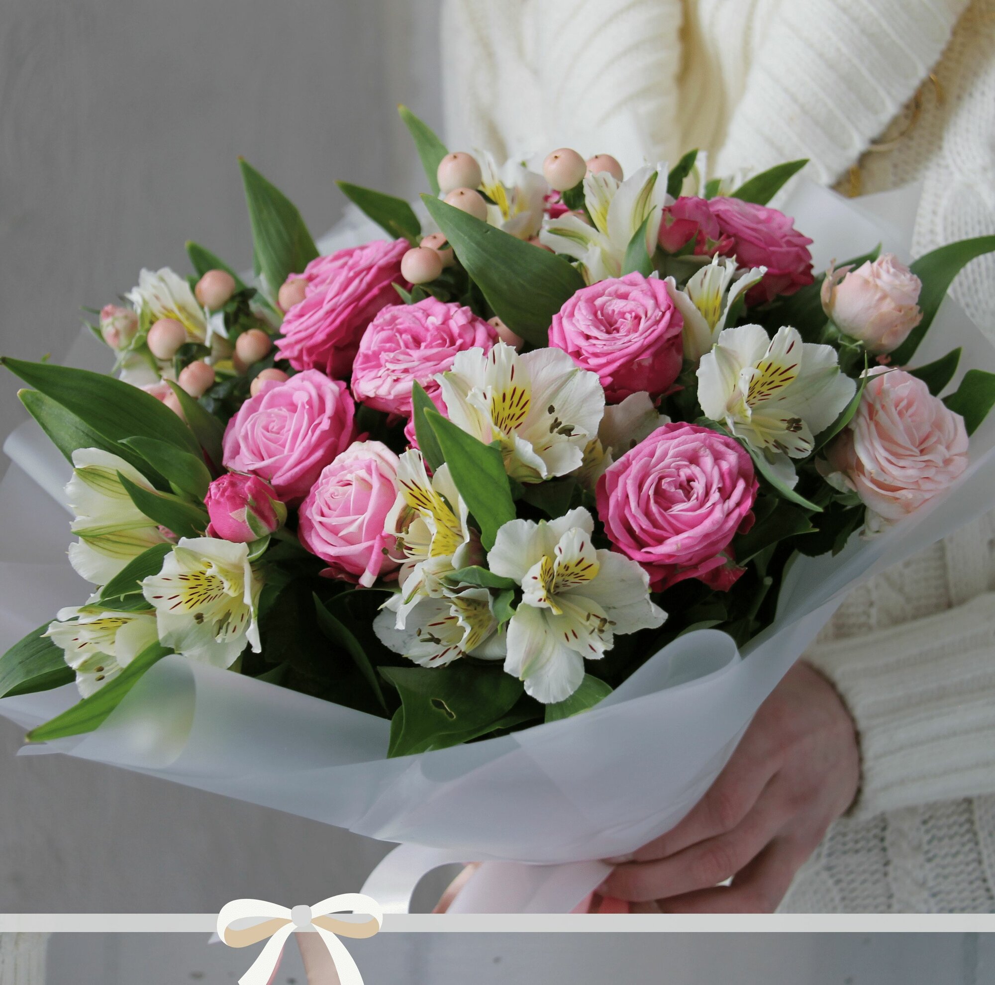 Букет / Кустовая роза, Альстромерия, Гиперикум / цвет розовый, белый, 11 шт