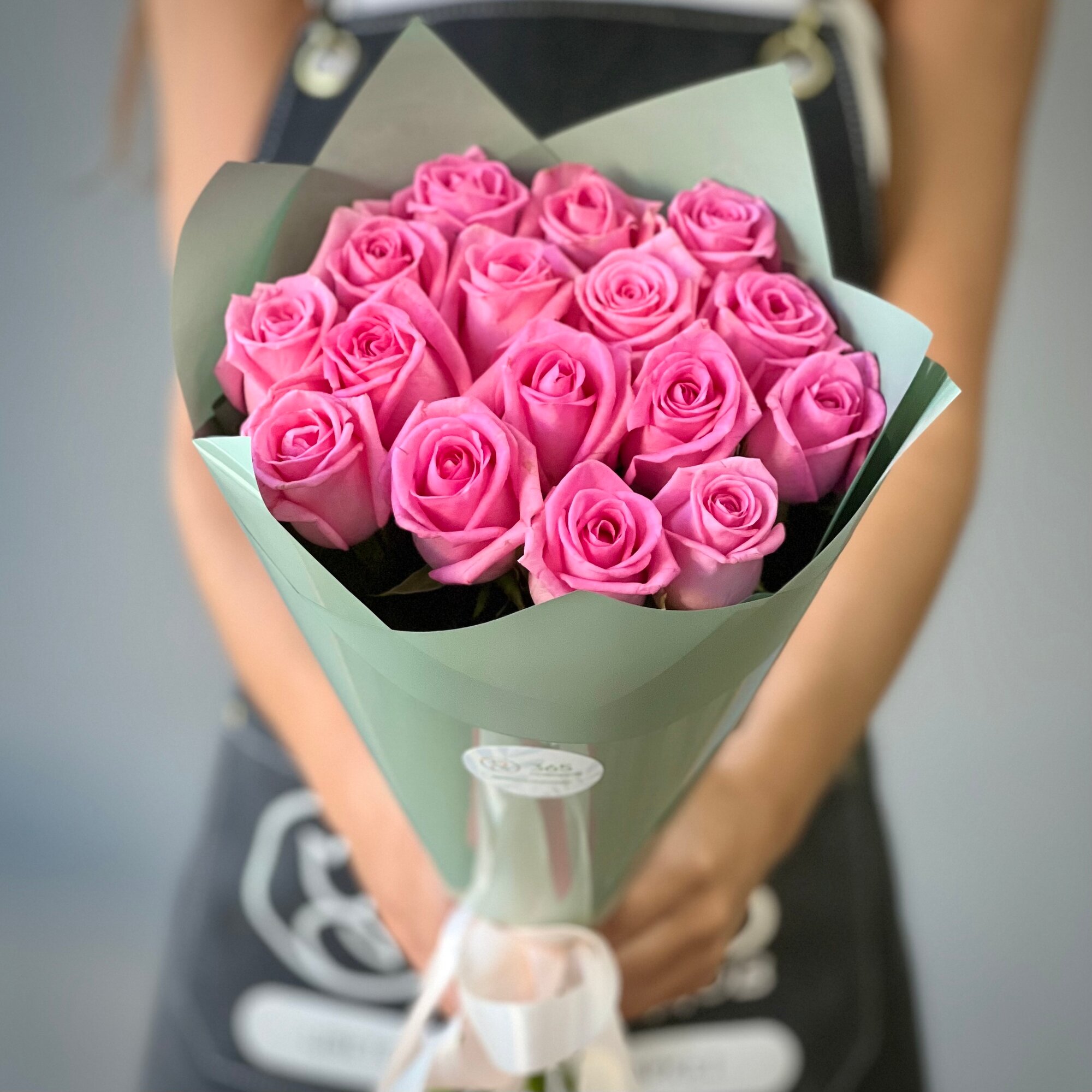 Букет из 15 розовой розы 50 см в стильной упаковке. «365 Поводов» - живые цветы с доставкой
