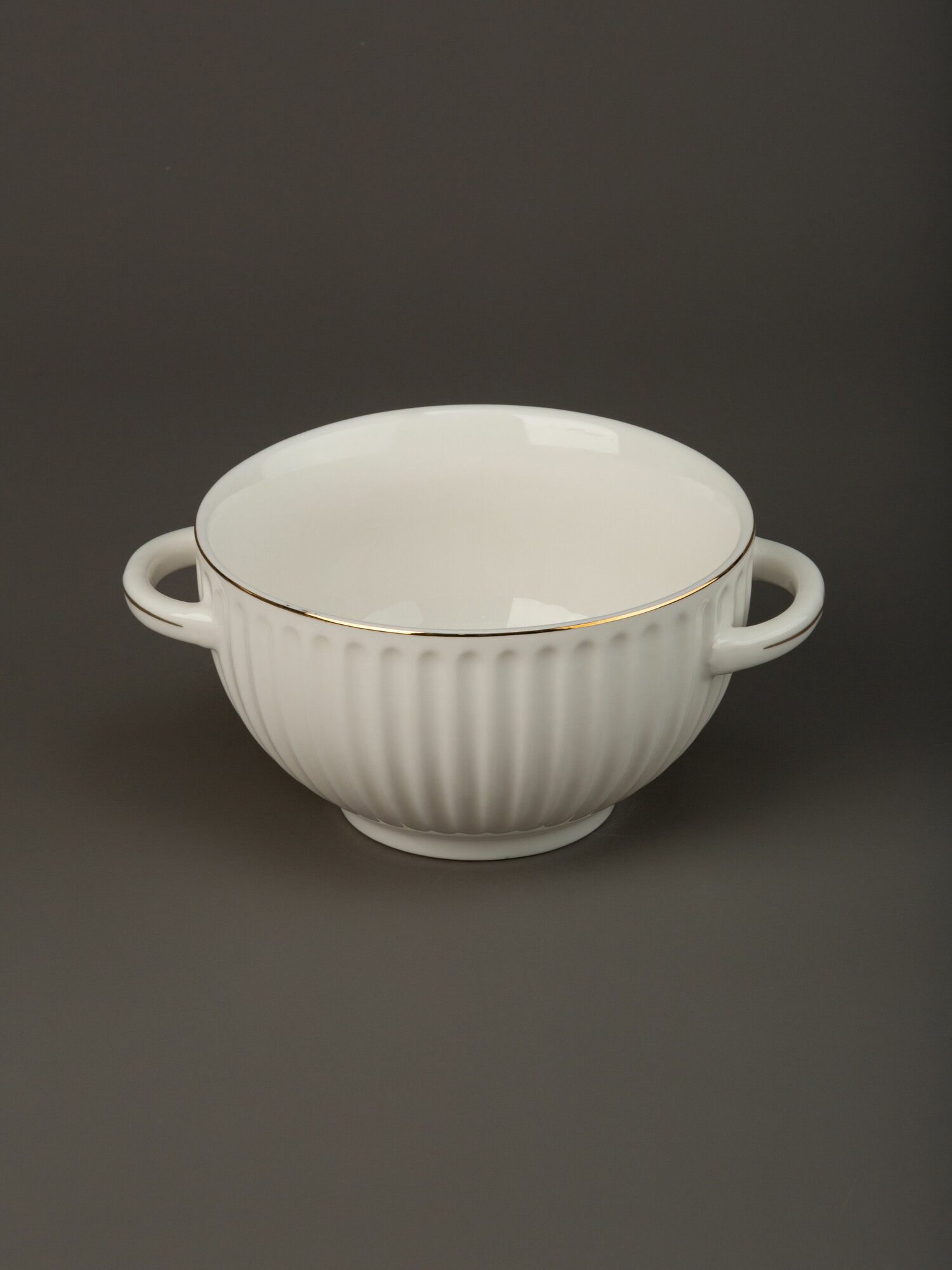 Бульонница 650мл фарфоровая