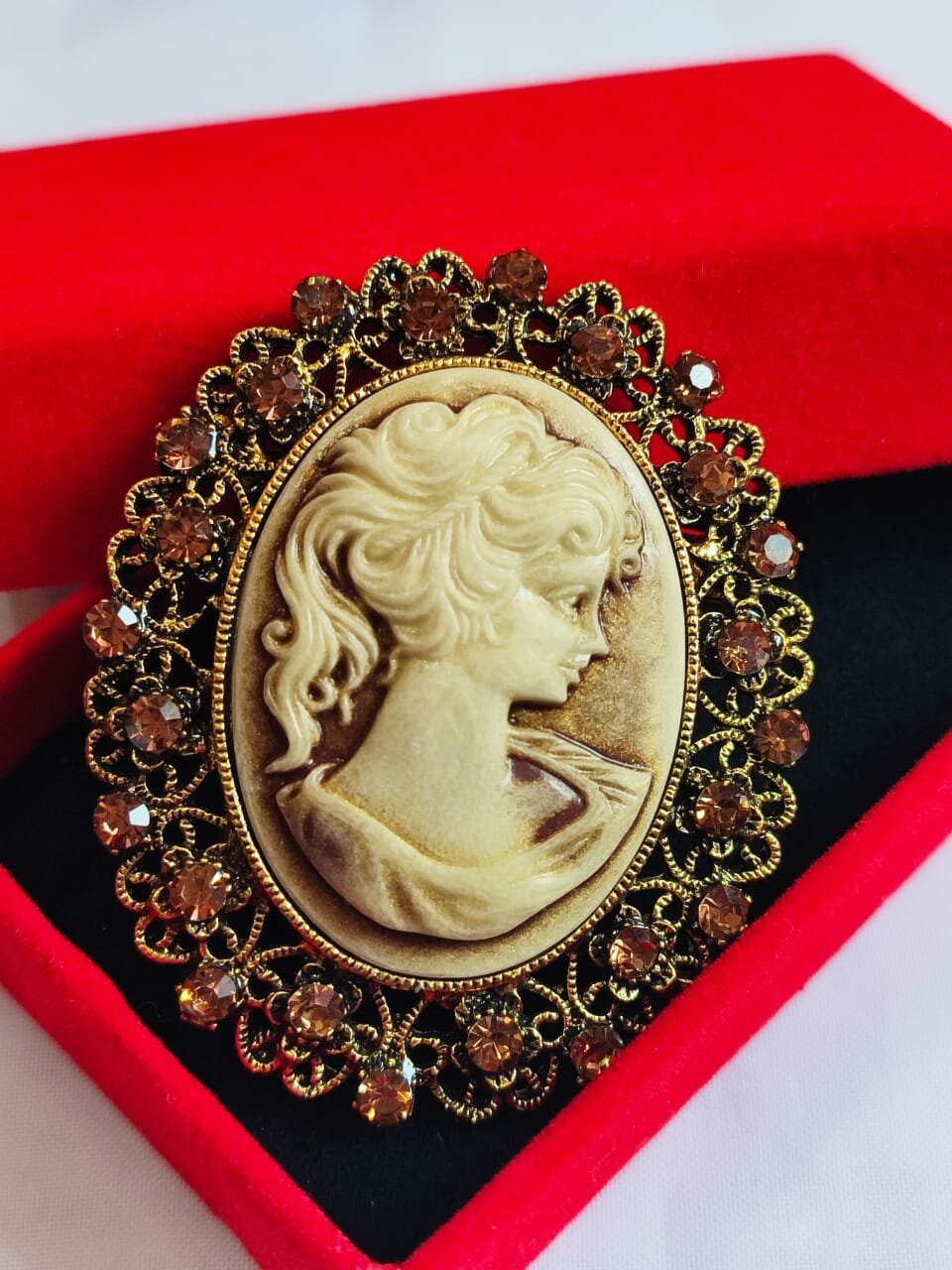 Брошь, стразы