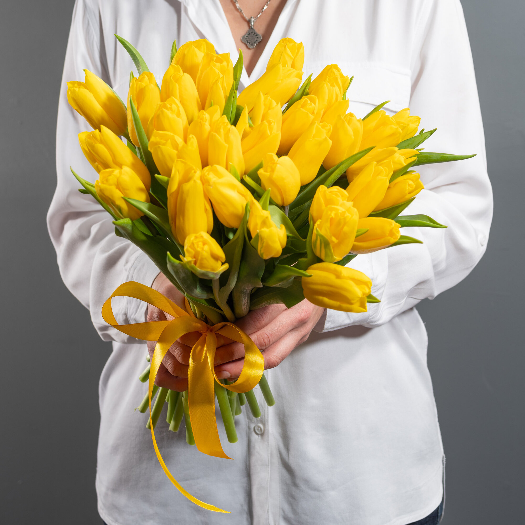 Букет Flor-Pro Flowers живых цветов из 35 желтых тюльпанов с атласной лентой