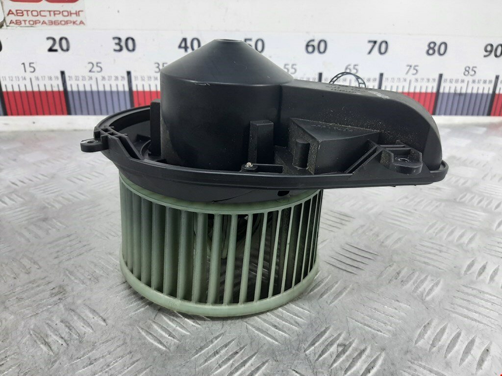 Моторчик печки (вентилятор отопителя) Volkswagen Passat 5 GP 8D1820021C арт. 1713956