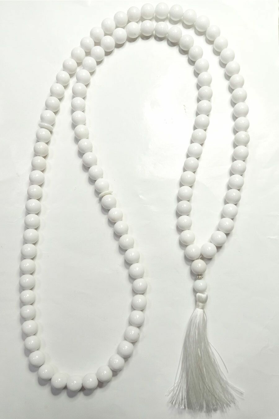 Мусульманские четки из белого агата 99 бусин, диаметр каждой бусины 12 мм. в коробке