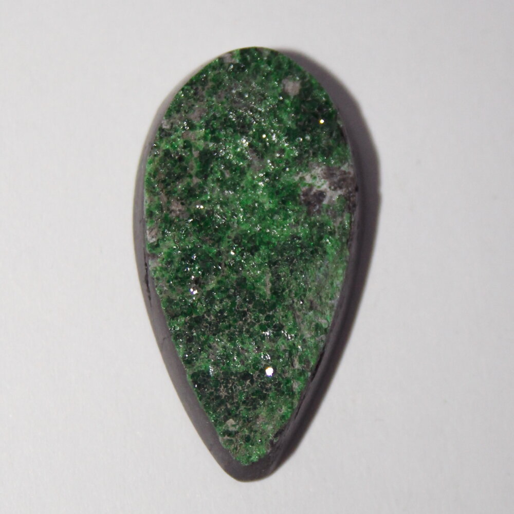 Коллекционный кабошон уваровит, 28х15х3 мм, Урал (Сараны), «True Stones»