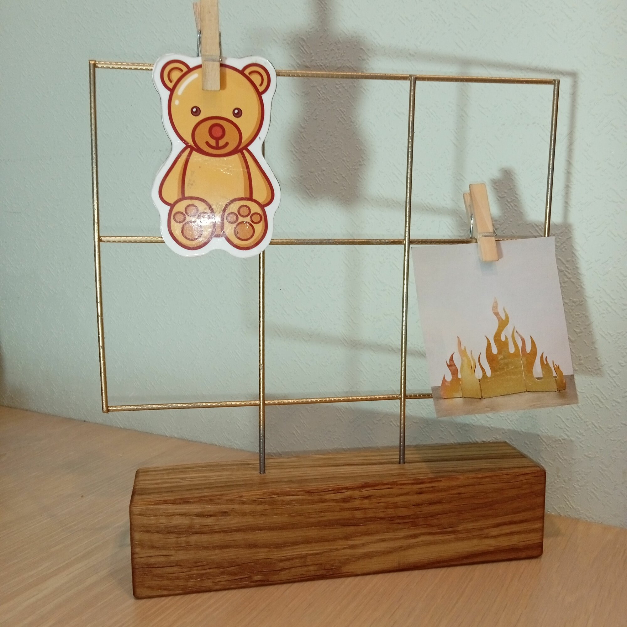 Мудборд настольный 6 ячеек 3*2 золото. Подставка дуб сорт экстра + 3 прищепки. Рамка для фотографий, панно