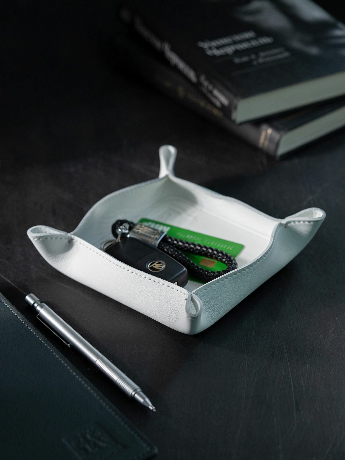 Лоток для бумаг из натуральной кожи Lotty White Audmorr J, белый 12х12 см