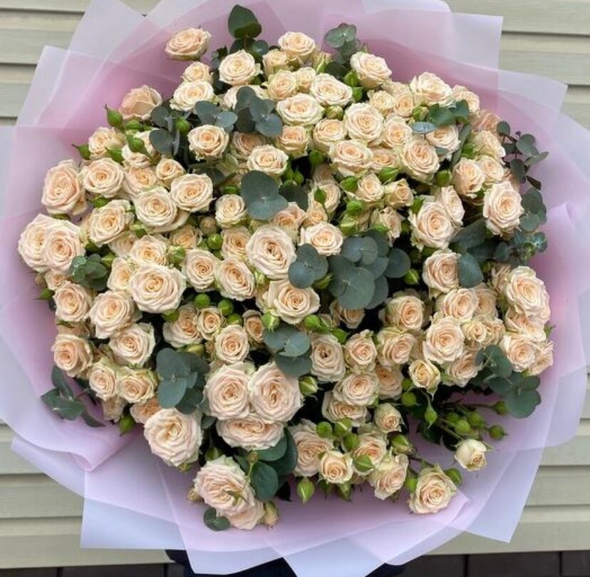 Букет живых цветов, розы кустовые NURA FLOWERS, высота 60 сантиметров, 30 цветков, с эвкалиптом