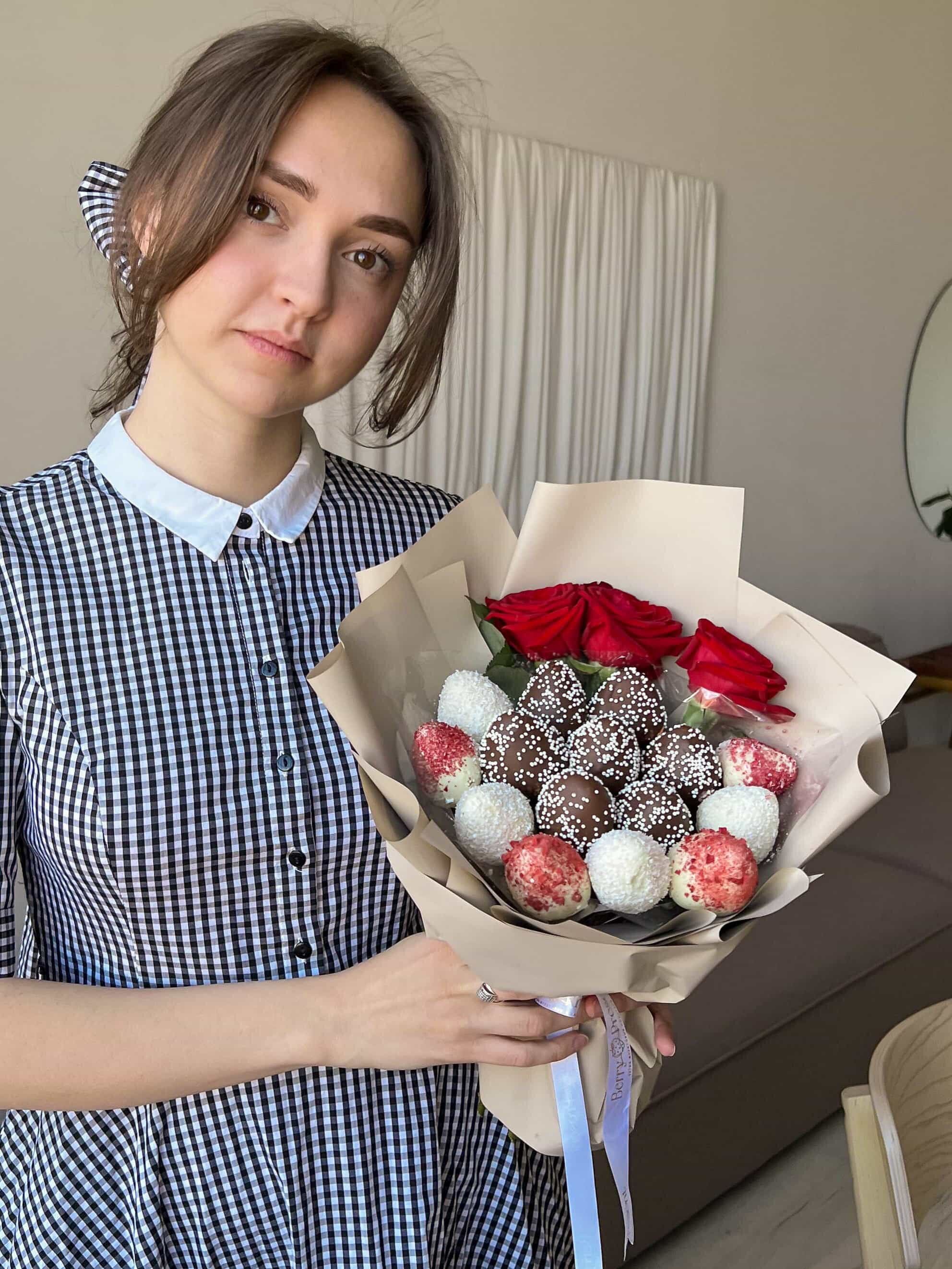 Клубника в шоколаде букет Berry Present с красными розами №2