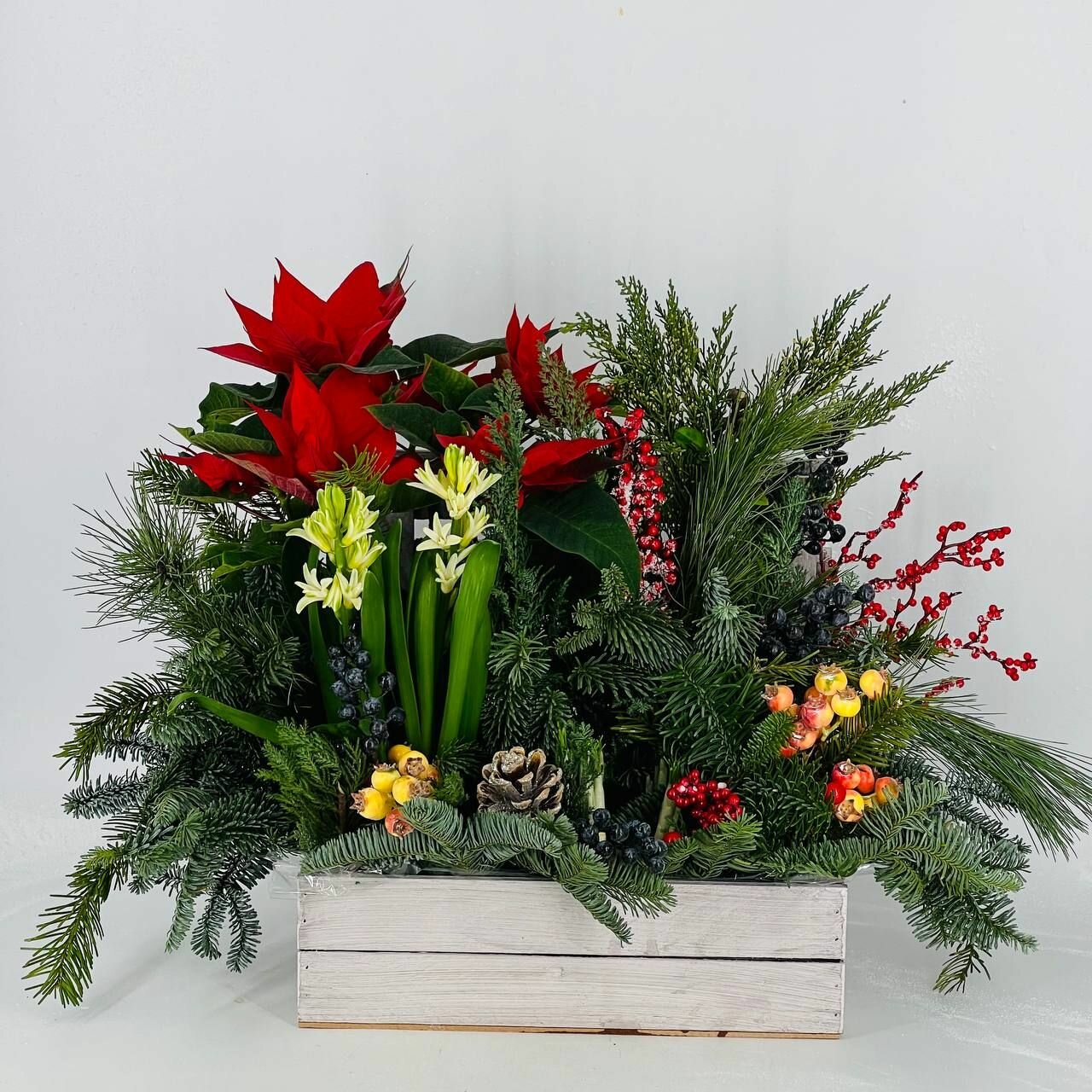 Новогодняя композиция из живой хвои, декор из нобилиса, ели, пихты и кипариса с первоцветом гиацинт, крокус и пуансеттия