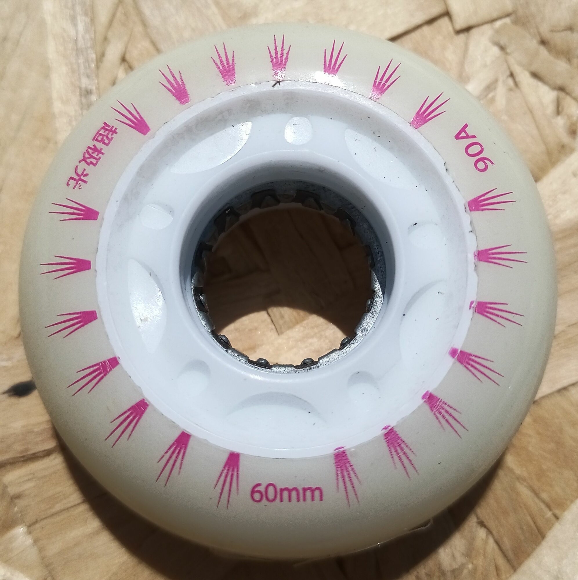 4 светящихся колес 60мм для роликов 85а. Светятся розовым. С магнитными втулками.