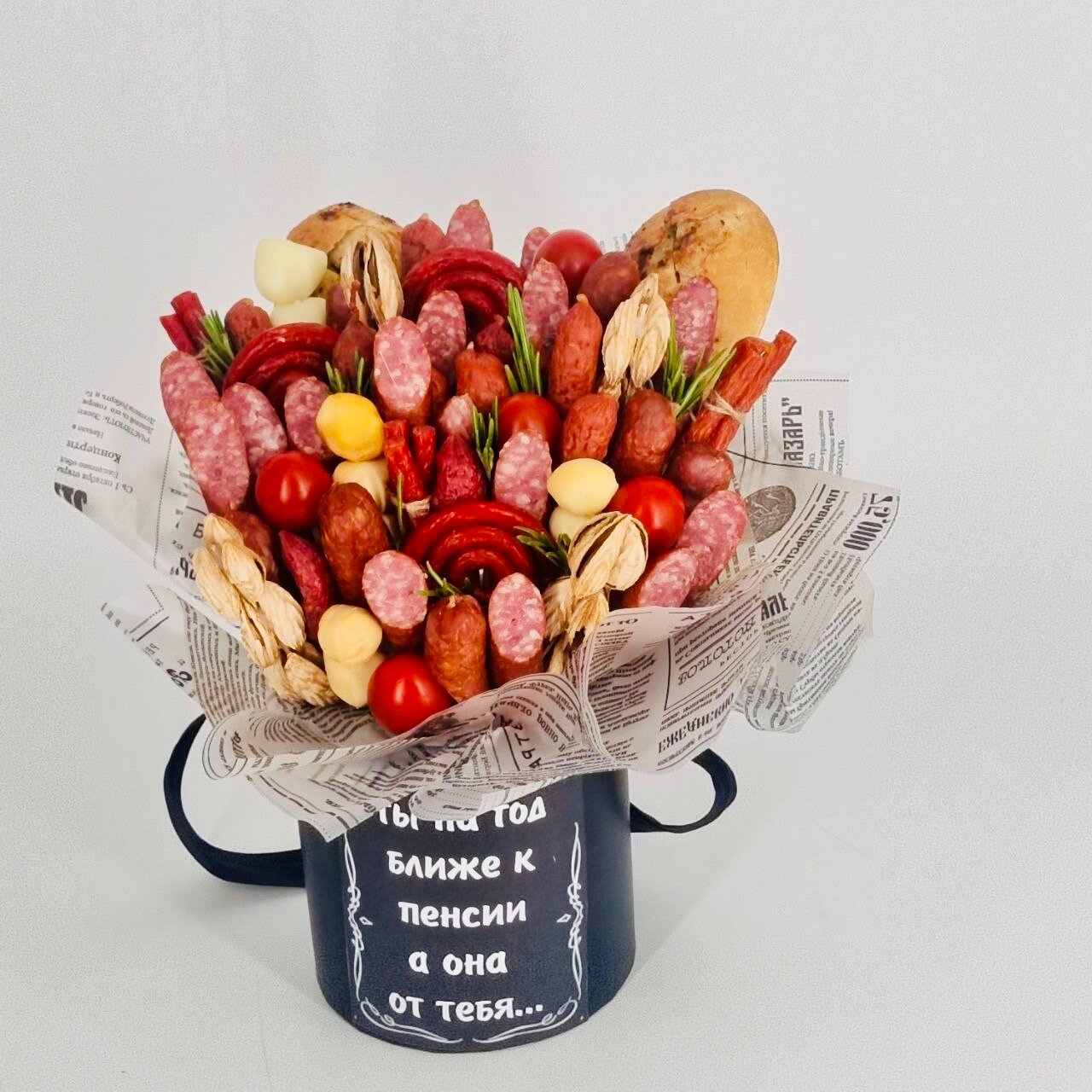 Мужской букет из колбас и закусок и сыра
